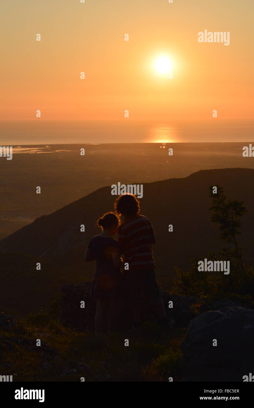 Children watching sun set Stock Photo - Alamy