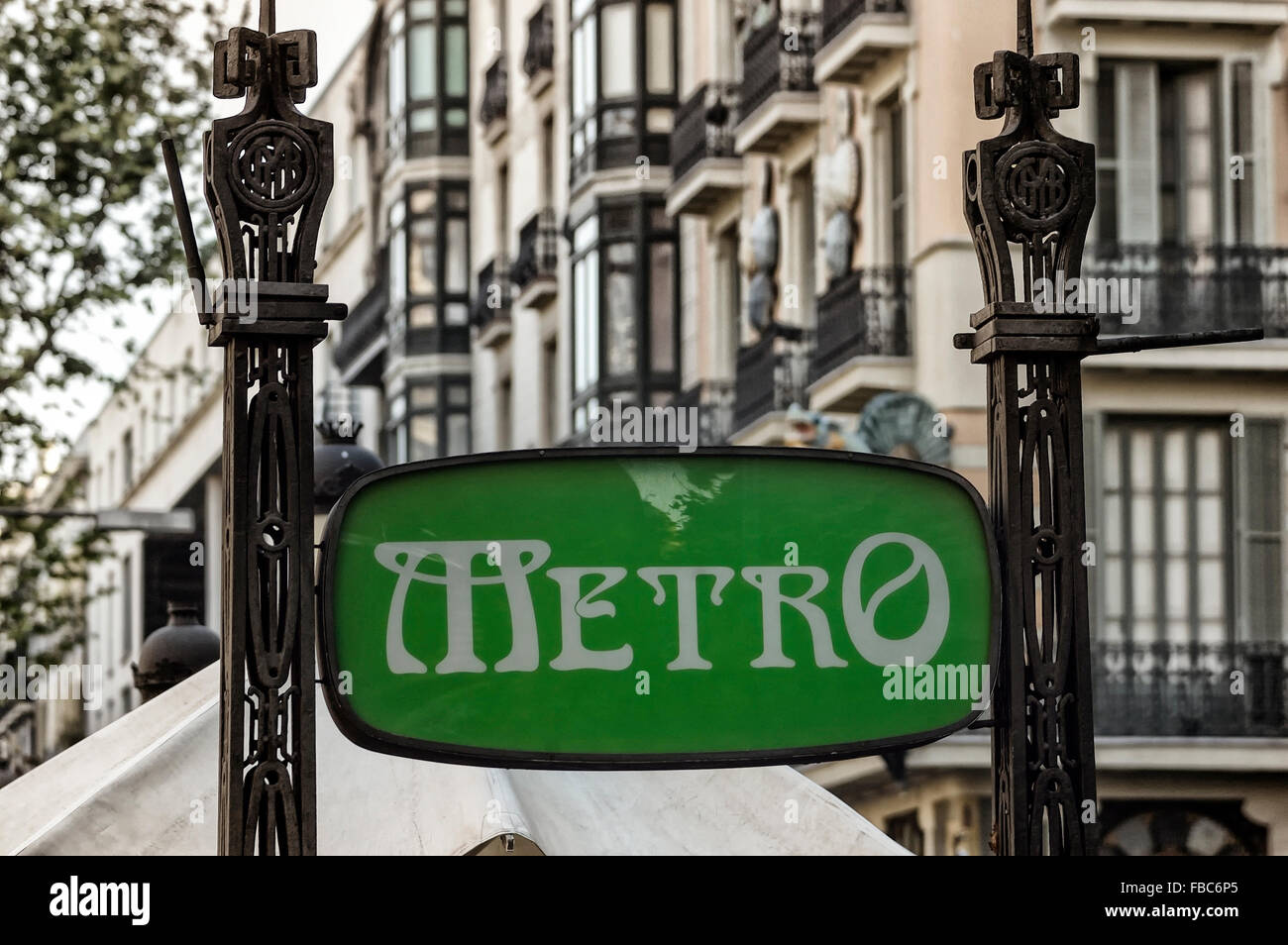Barcelona metro station sign hi-res stock photography and images - Alamy