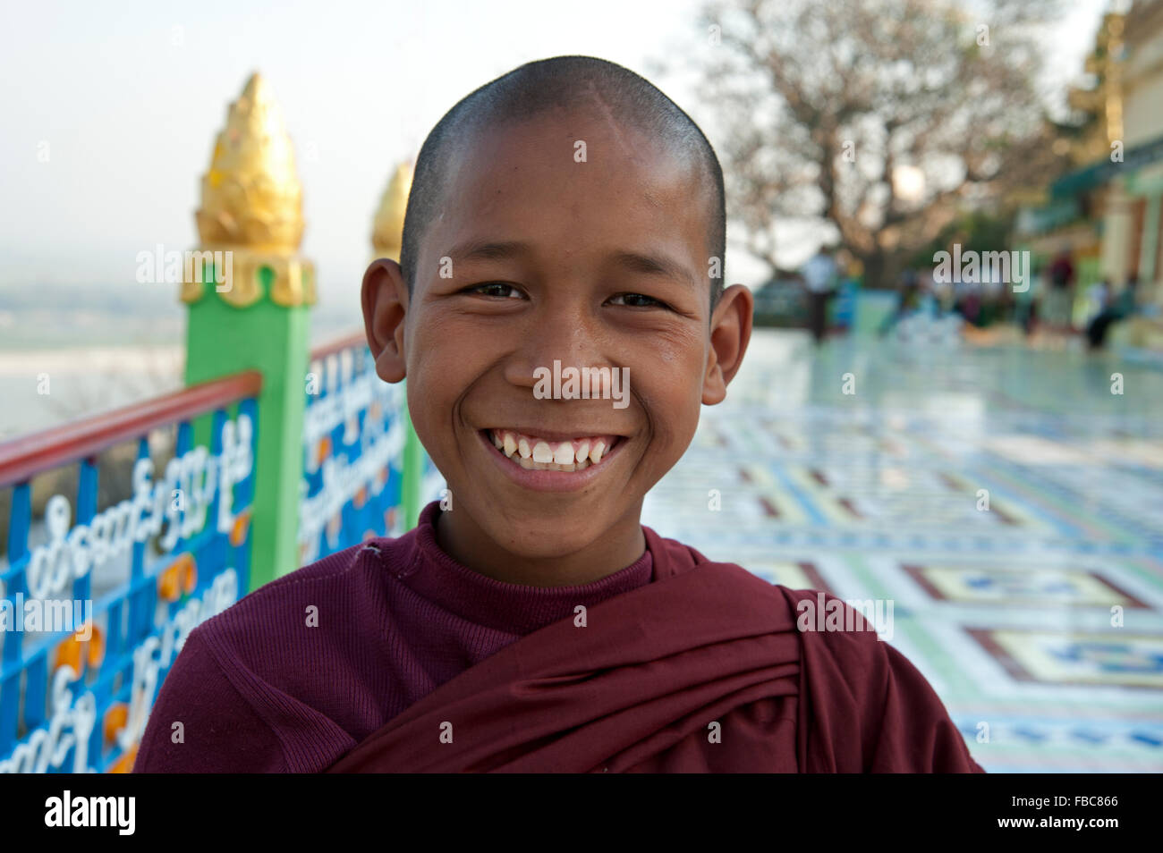 Novice monk by temple hi-res stock photography and images - Alamy