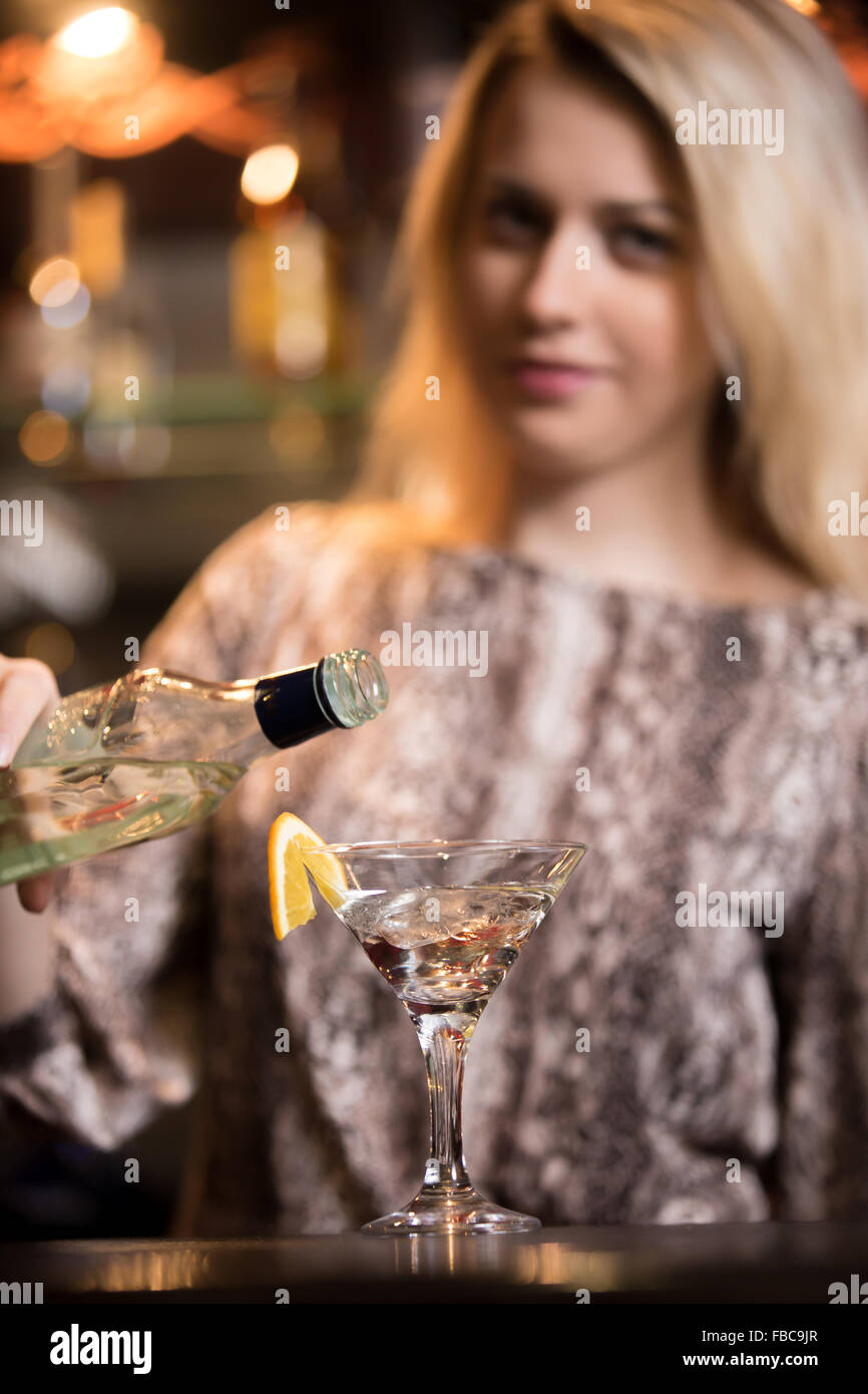 Hand pouring gin into martini glass hi-res stock photography and images - Alamy