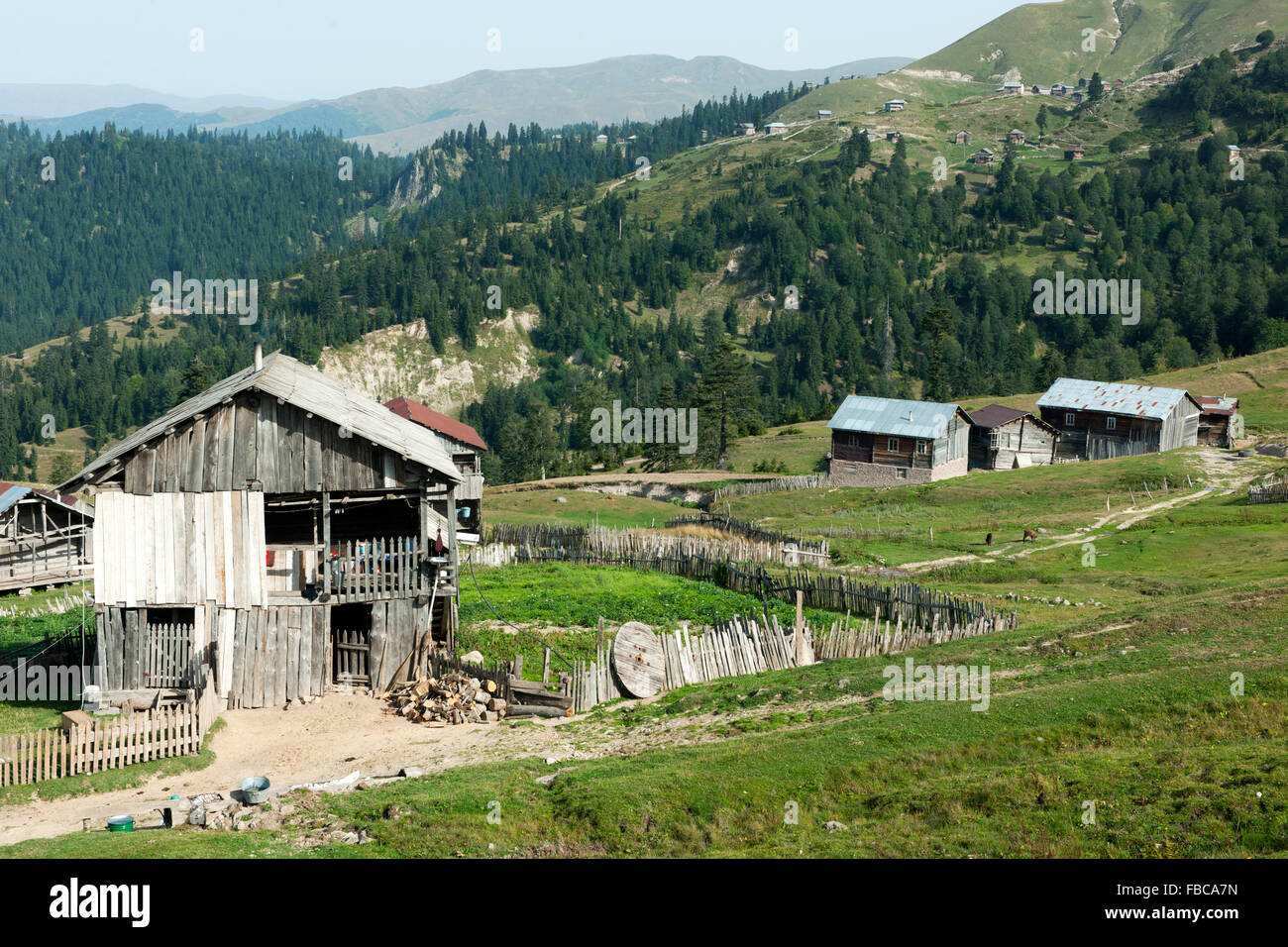 Georgien, Adscharien, am Goderdzi Pass, Almhäuser Stock Photo - Alamy