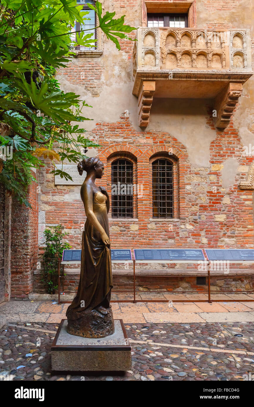 Juliet statue verona hi-res stock photography and images - Alamy