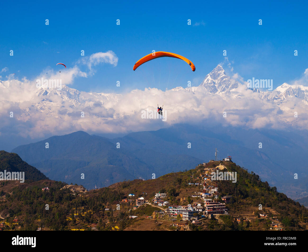 Annapurna himalaya flying soaring gliding para hill town hi-res stock ...