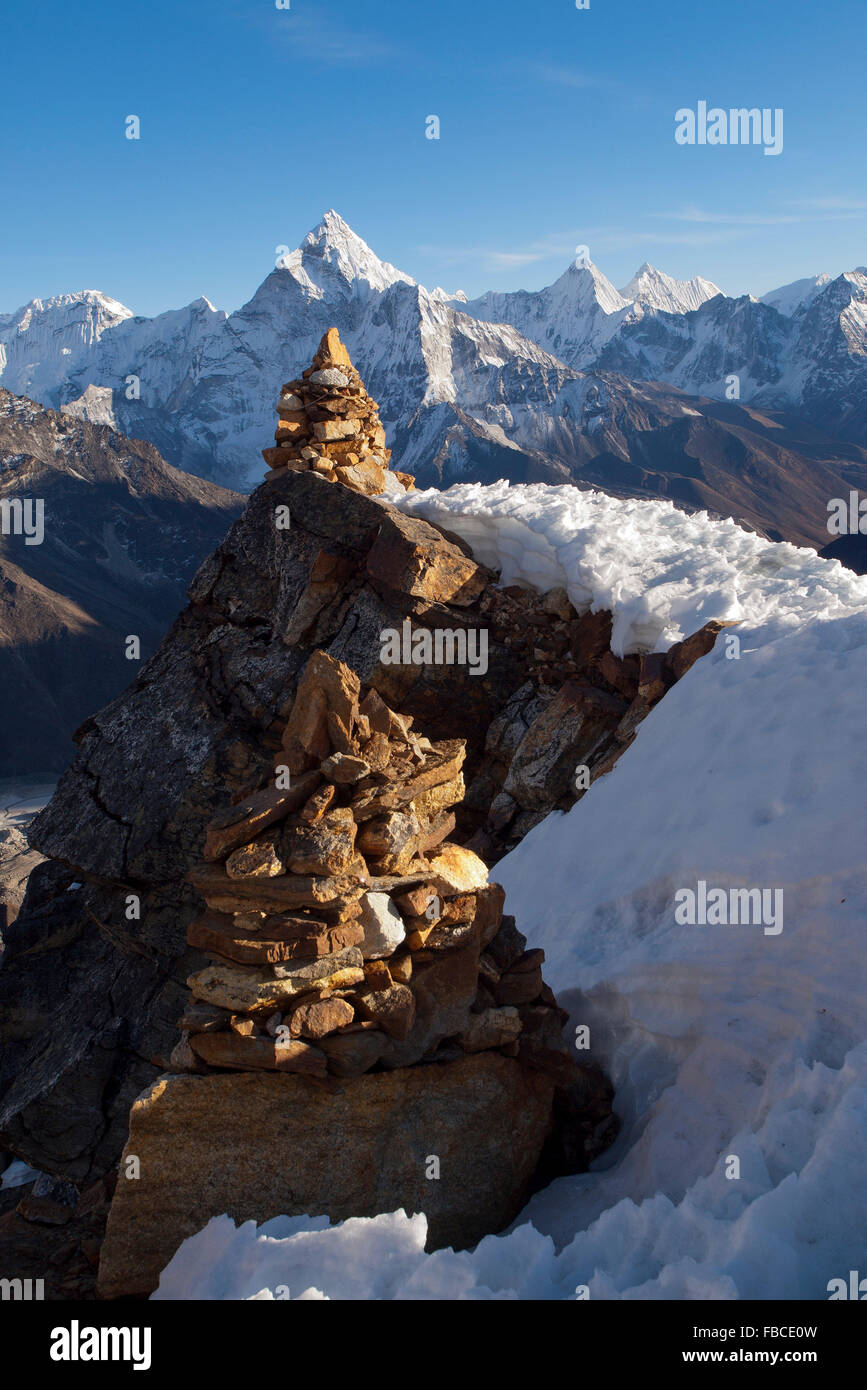 Rock cairns aligned with mountain Stock Photo - Alamy