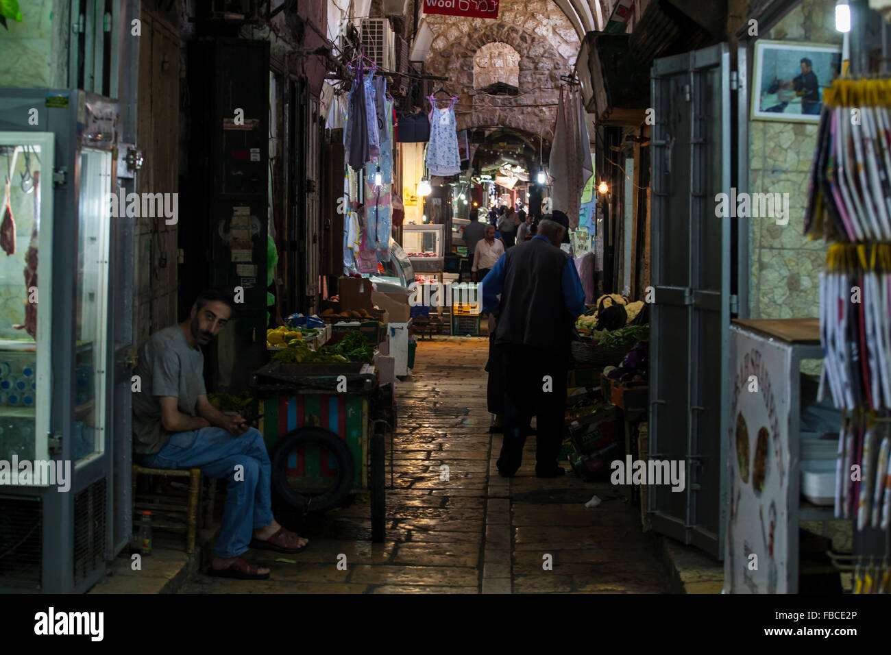City alleyway hi-res stock photography and images - Alamy