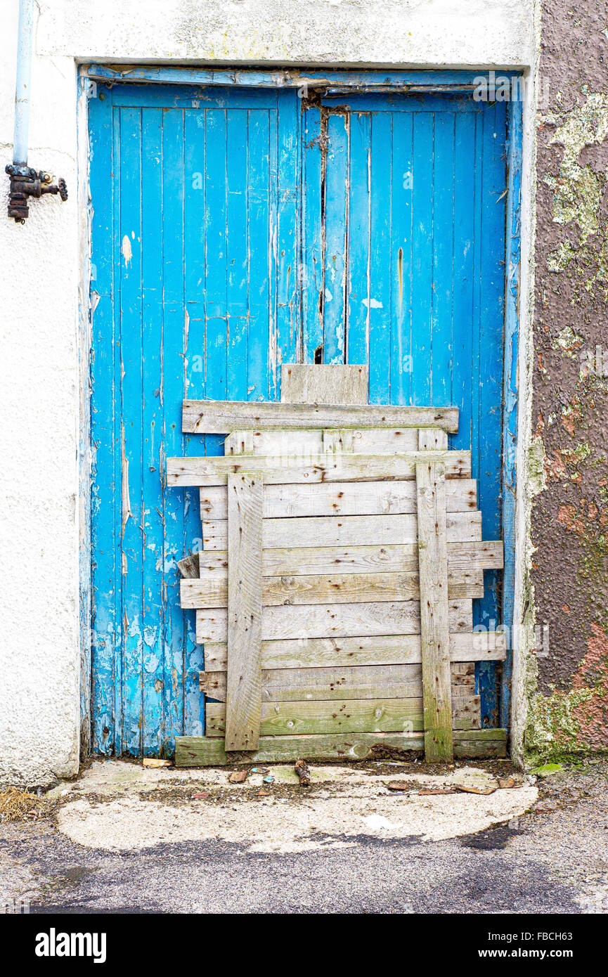 Abandoned house boarded up door hi-res stock photography and images - Alamy