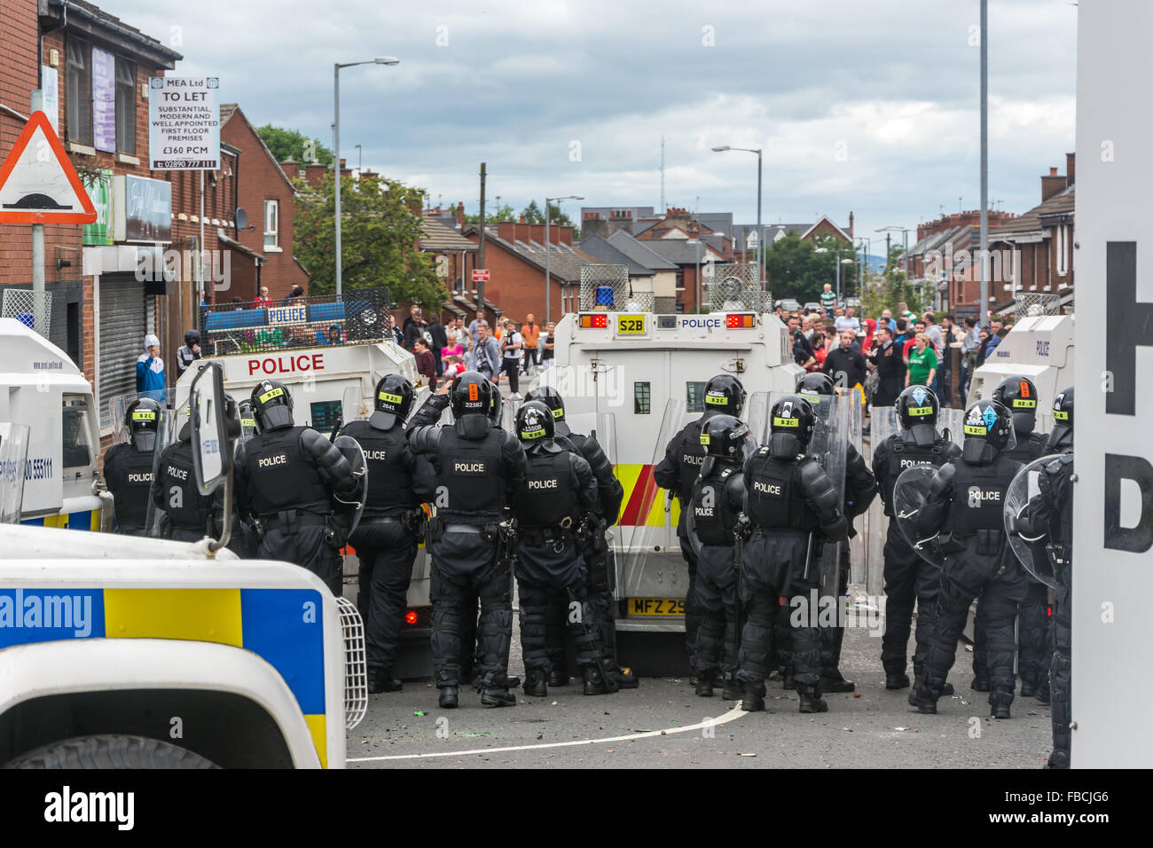 PSNI riot officers line up in front of Irish Republican rioters in ...