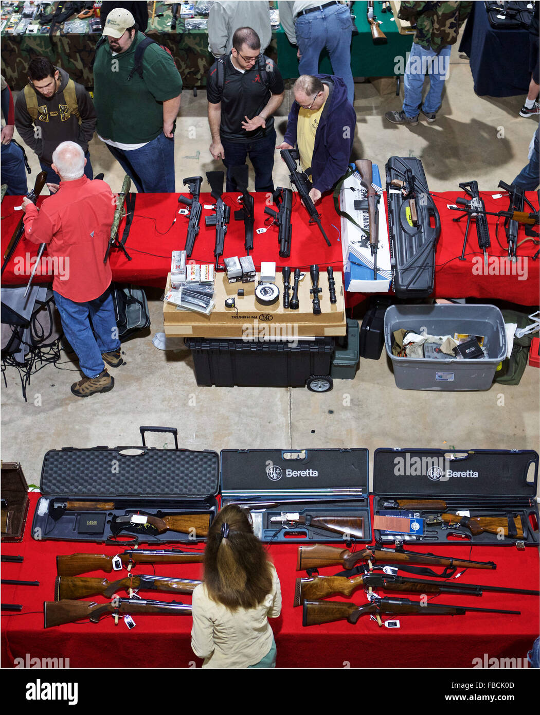 Mobile, ALABAMA, USA. 9th Jan, 2016. People look at firearms during the ...