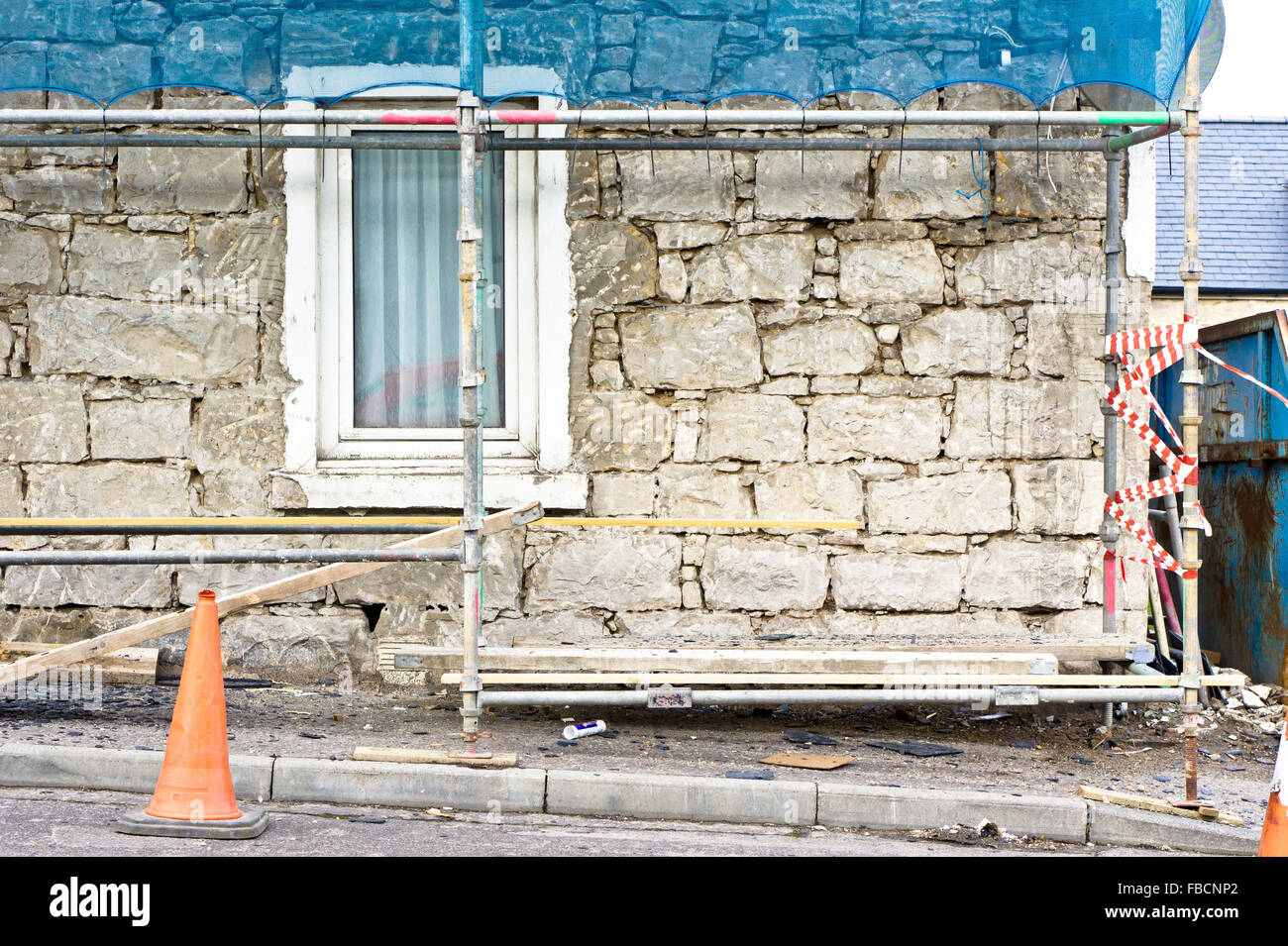 Scaffolding house hi-res stock photography and images - Alamy