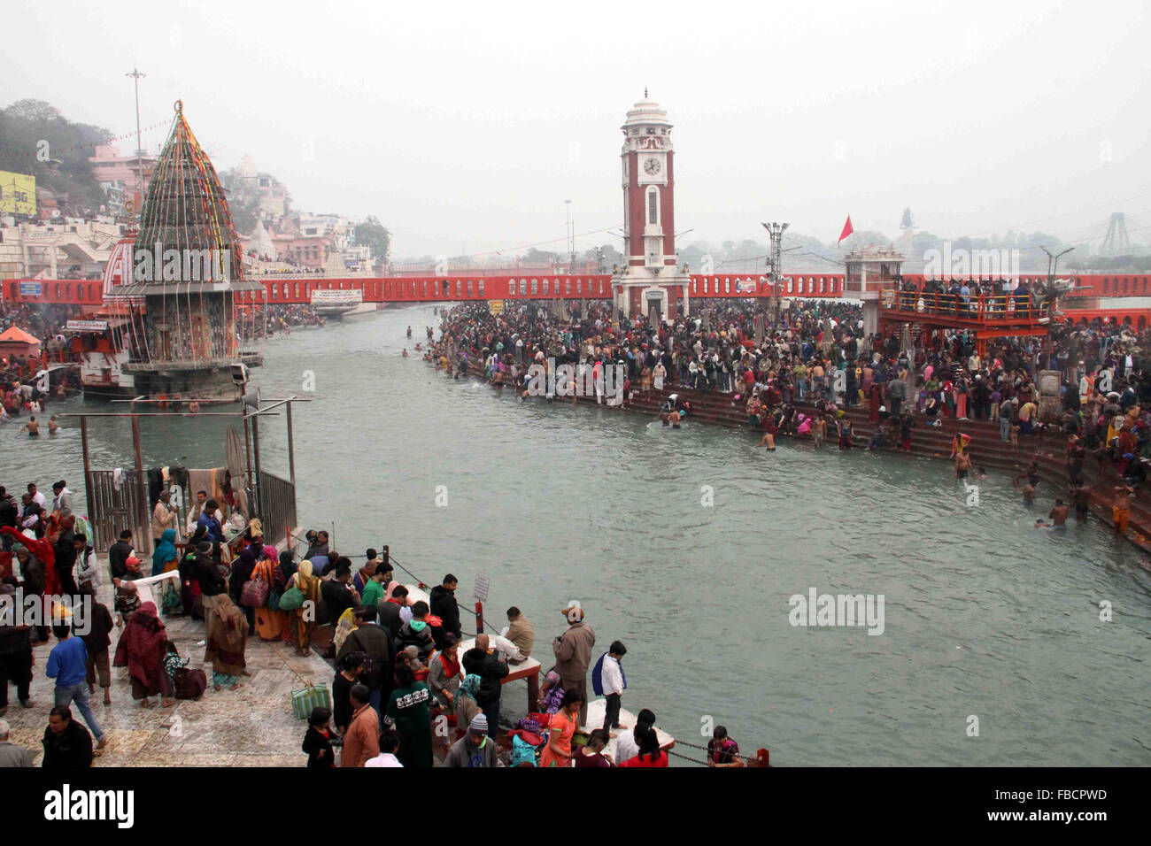 Haridwar, Indian state of Uttarakhand. 14th Jan, 2016. Hindu devotees ...