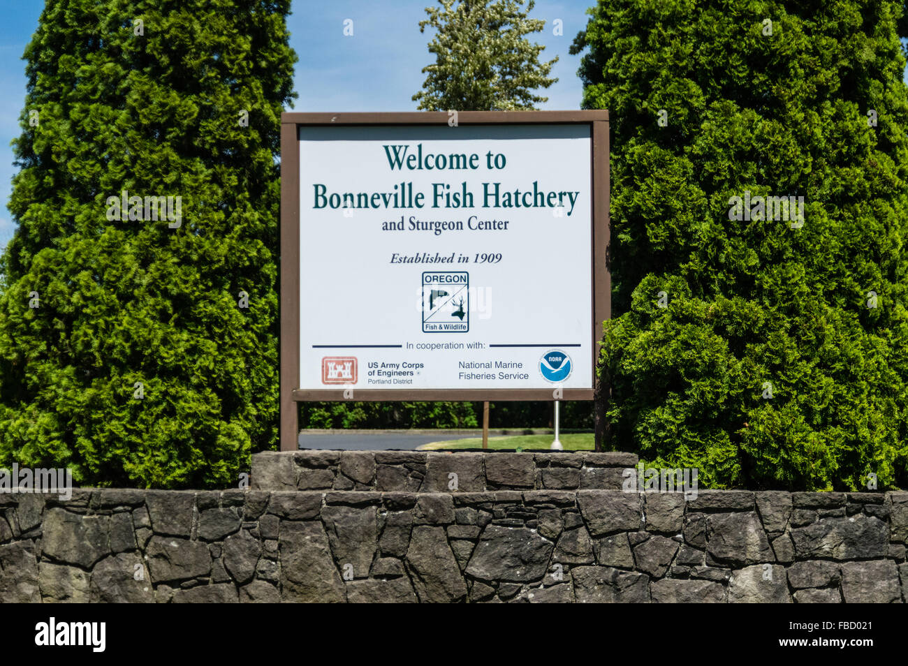 Cascade locks welcome sign hi-res stock photography and images - Alamy