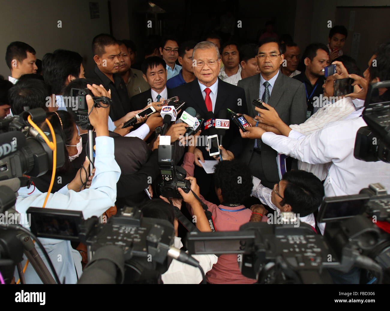 (160115) -- PHNOM PENH, Jan. 15, 2016 (Xinhua) -- Sik Bunhok (C ...
