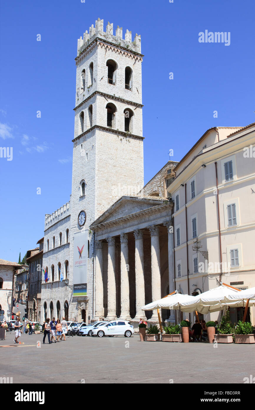Temple of Minerva as seen from Piazza del Comune in Assisi, Italy Stock ...