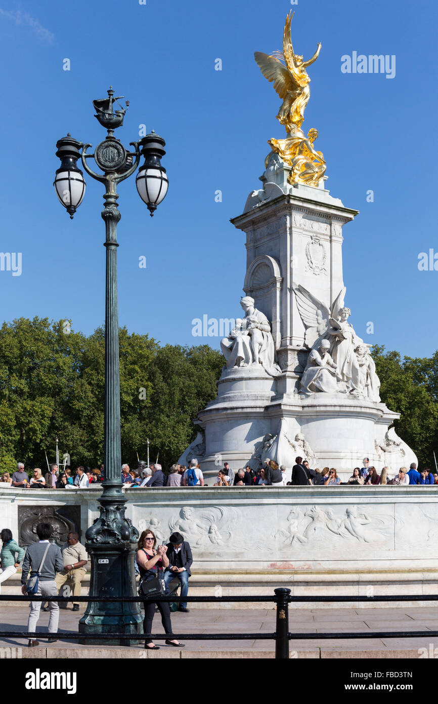 Queen victoria memorial london hi-res stock photography and images - Alamy