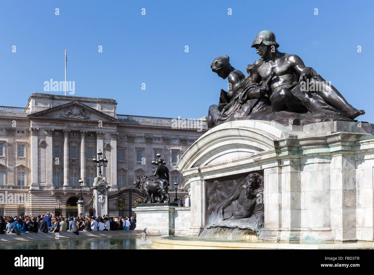Queen victoria fountain london hi-res stock photography and images - Alamy