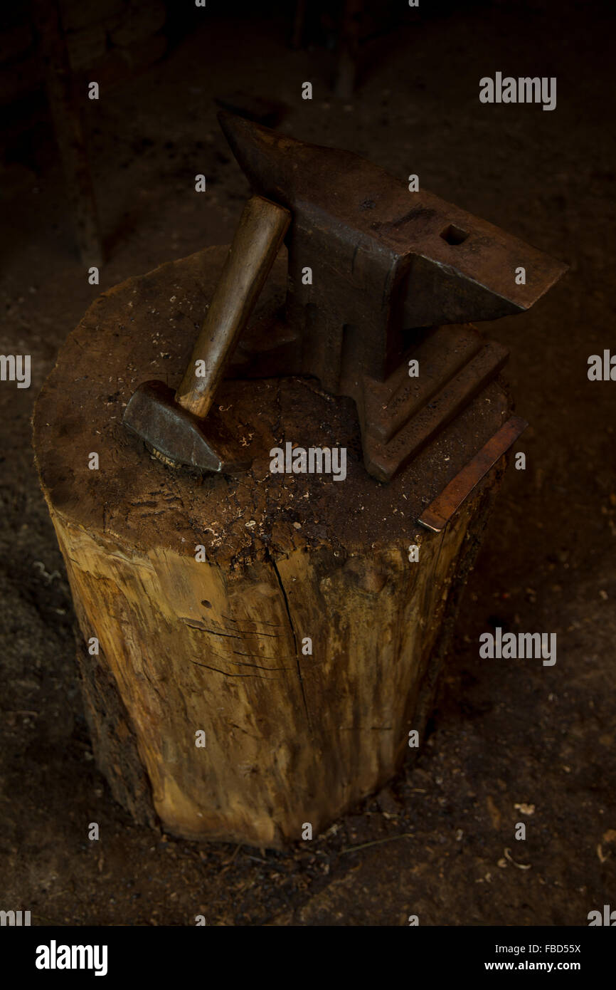 Hammer with anvil hi-res stock photography and images - Alamy