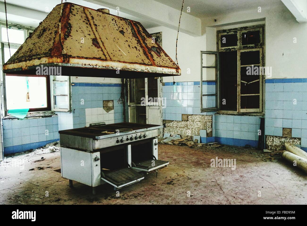 Kitchen old abandoned house hi-res stock photography and images - Alamy