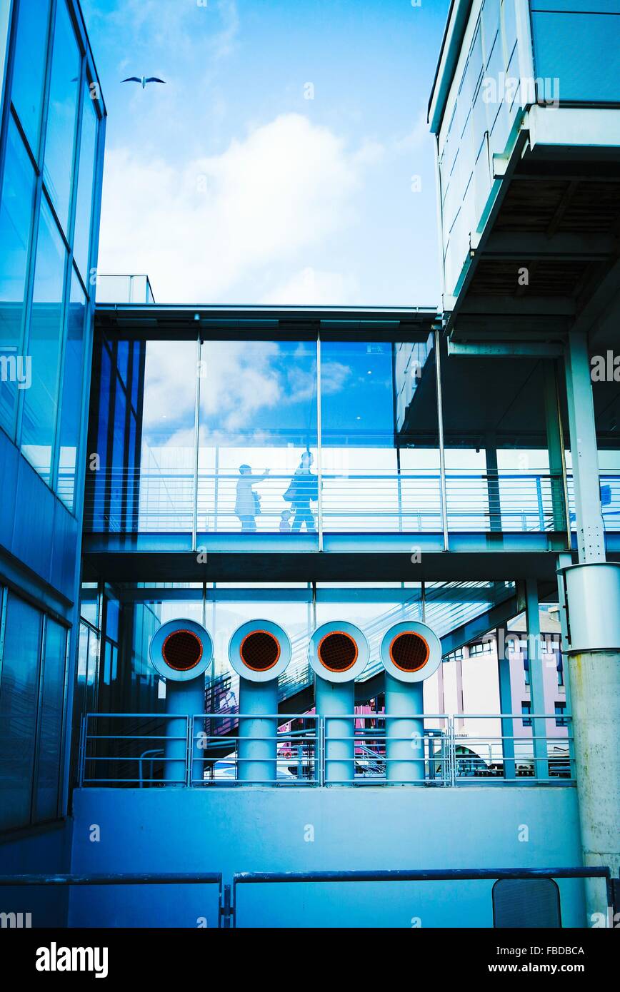 Walkway between buildings hi-res stock photography and images - Alamy