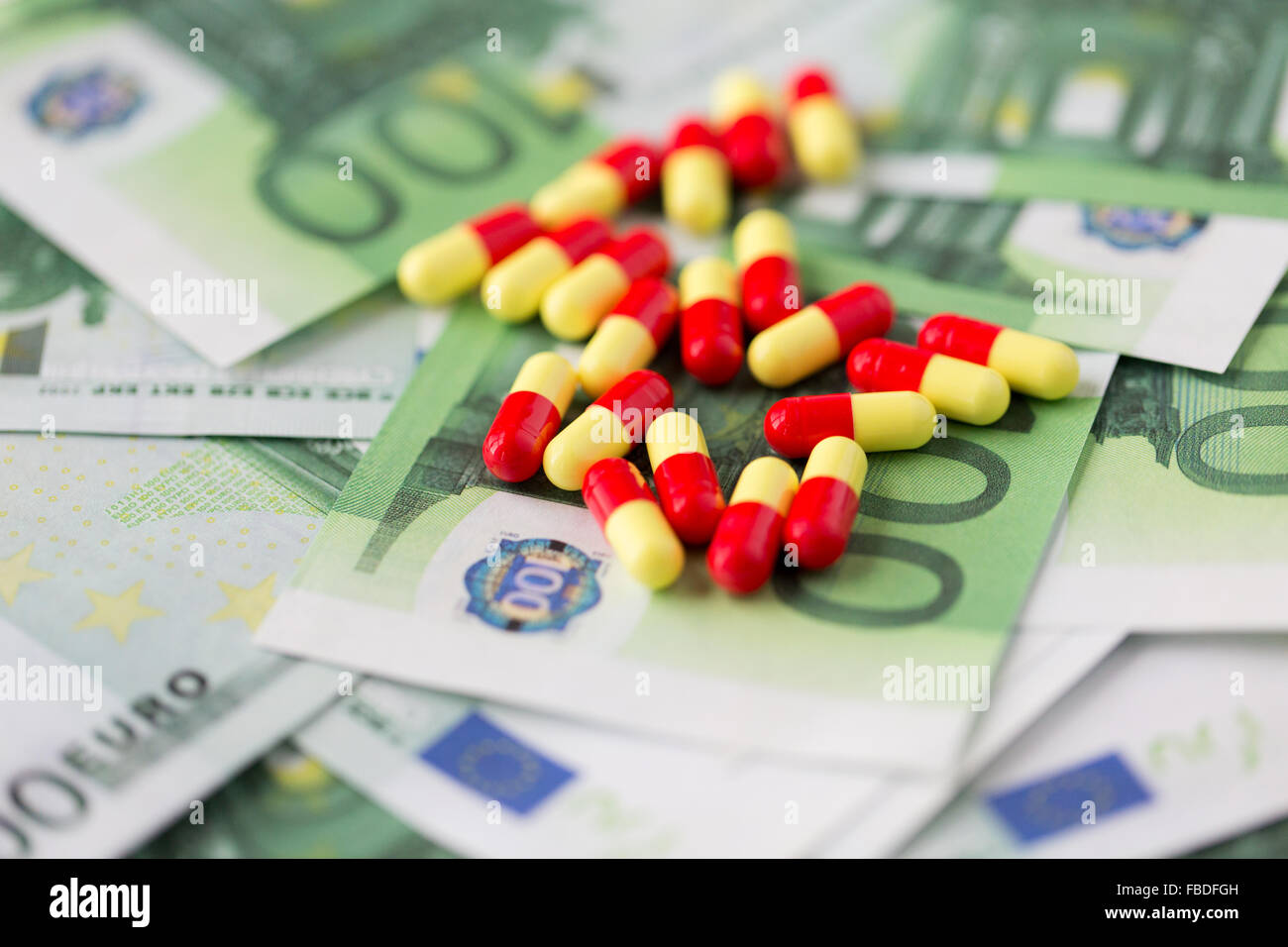 Pills money drug trafficking hi-res stock photography and images - Alamy