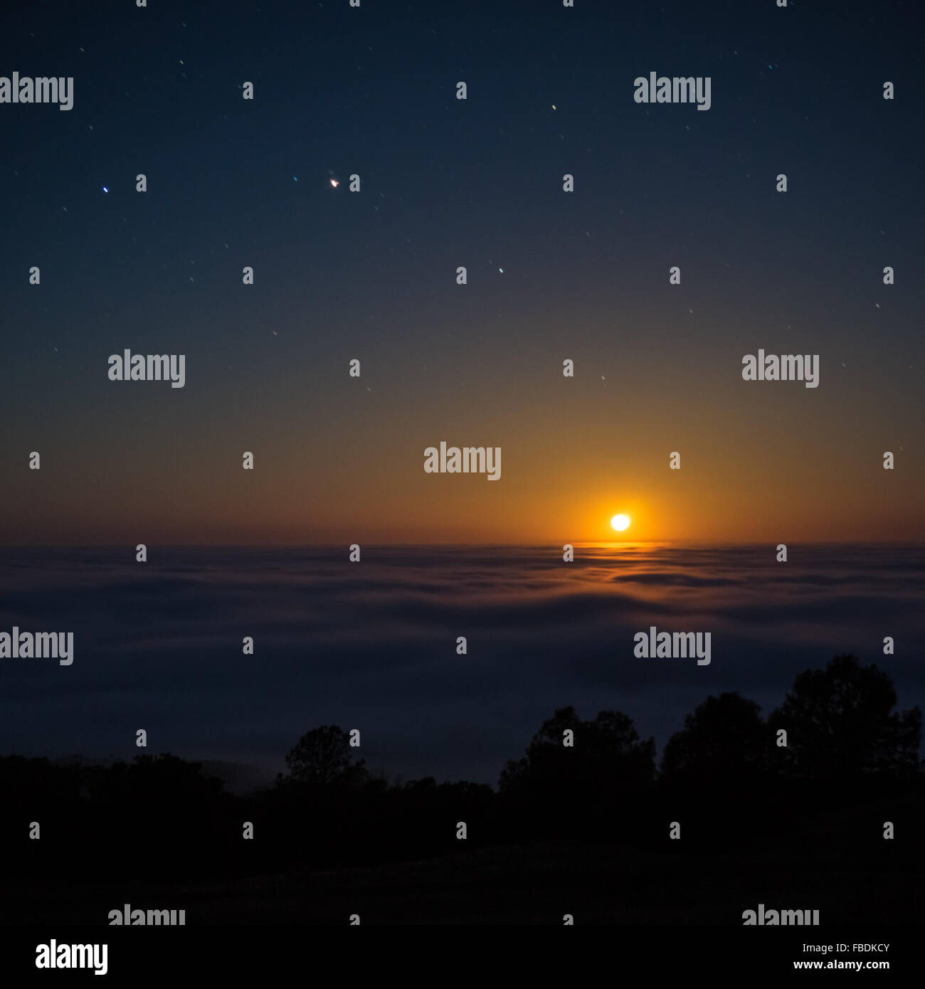 Sun setting behind mountain hi-res stock photography and images - Alamy