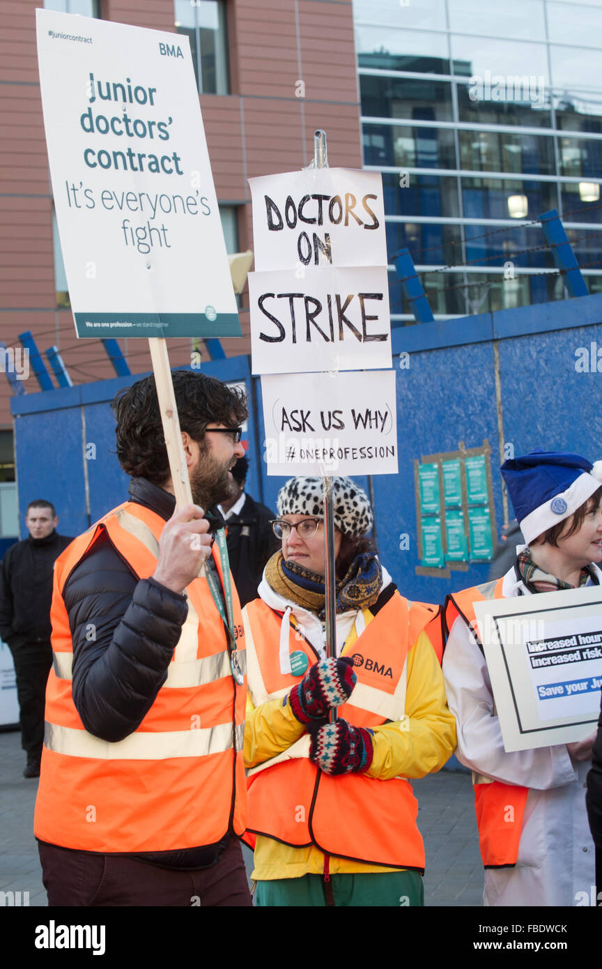 Junior doctors begin their 24 hr strike action and form a picket line ...