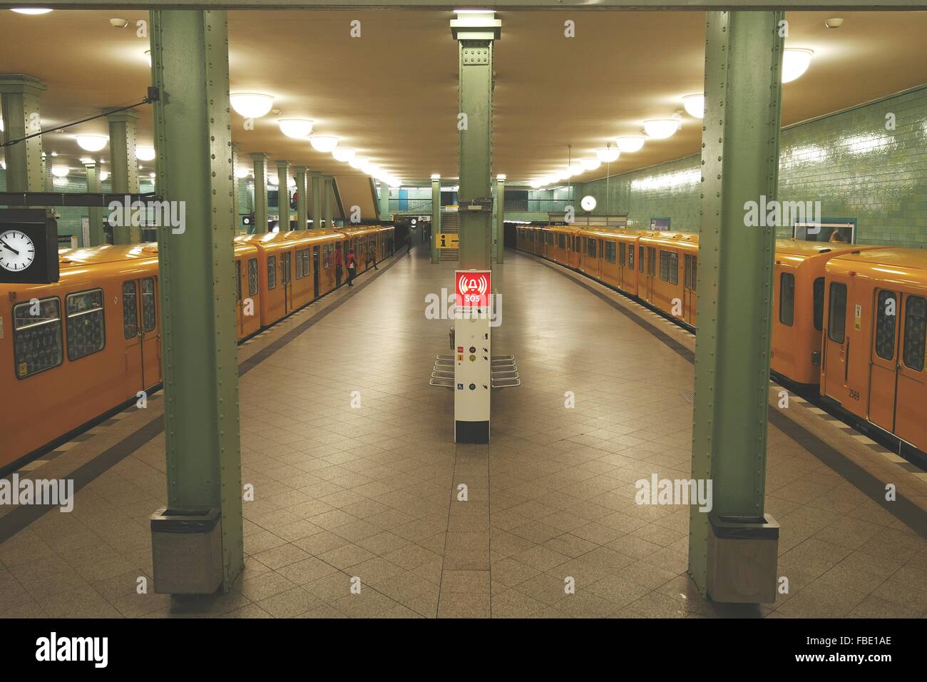 Yellow trains hi-res stock photography and images - Alamy