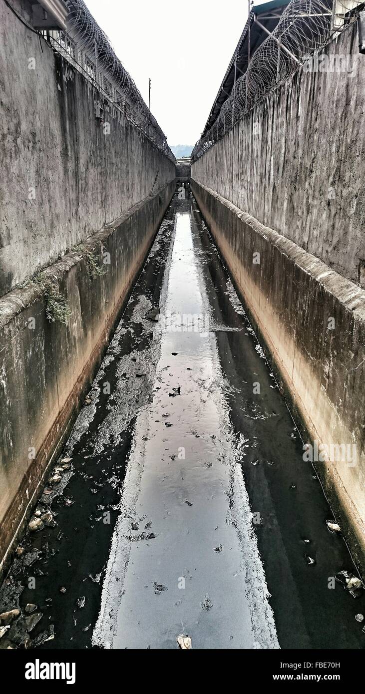 Water in gutter hi-res stock photography and images - Alamy