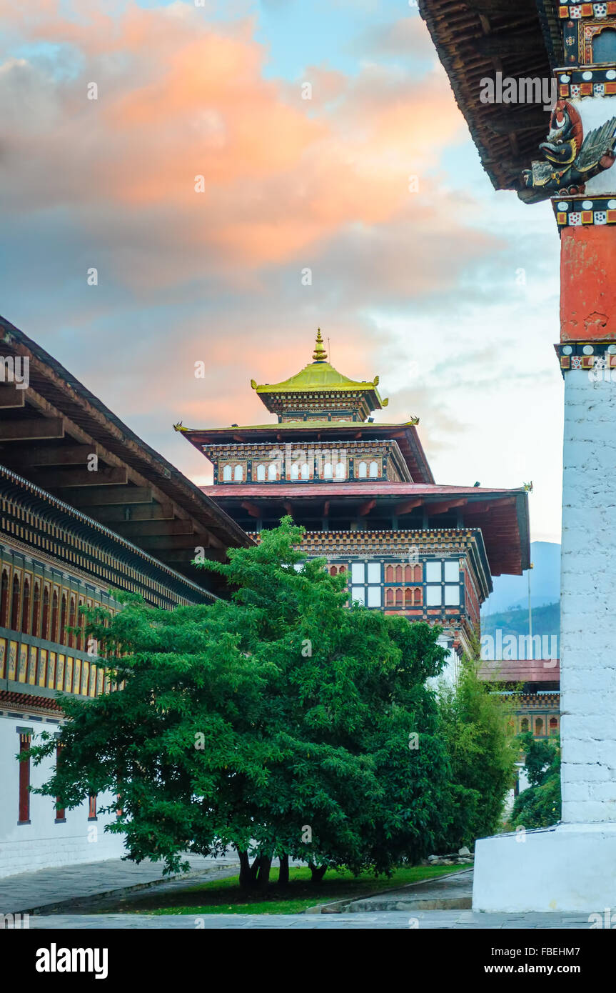 Royal palace king bhutan building hi-res stock photography and images ...