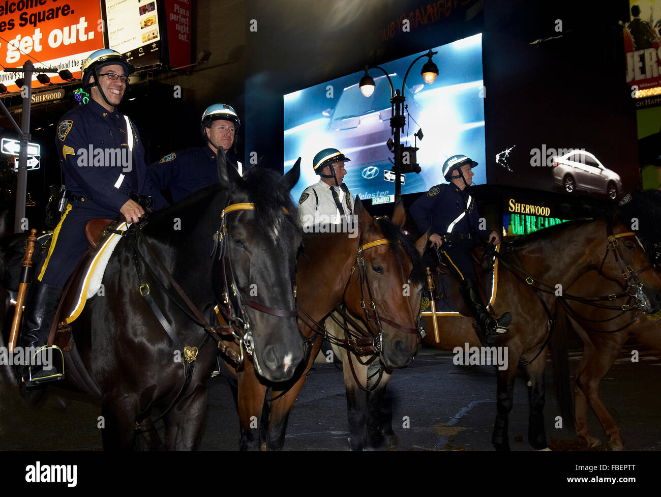 Mounted police officer in times square hi-res stock photography and ...