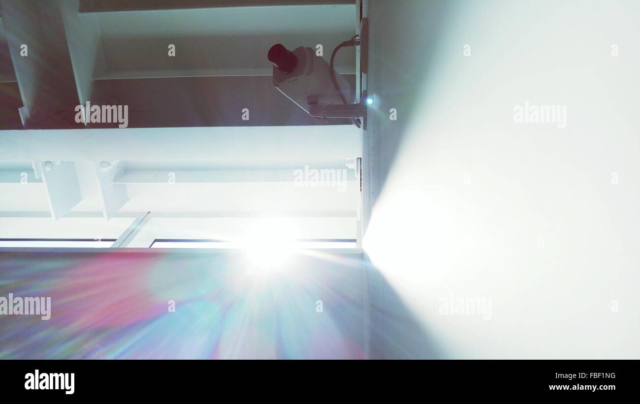 Sunlight through window on wall hi-res stock photography and images - Alamy