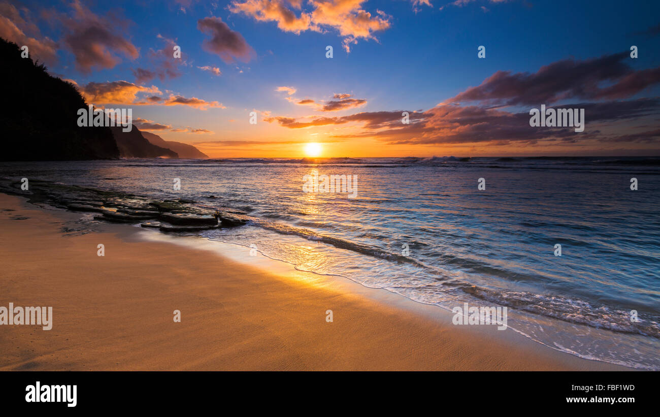 Haena haena state park beach hi-res stock photography and images - Alamy
