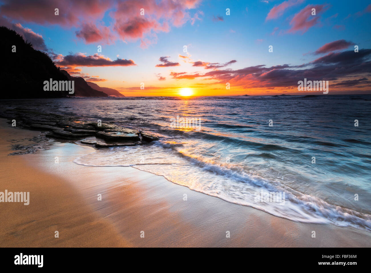 Sunset over the Na Pali Coast from Ke'e Beach, Haena State Park, Kauai ...