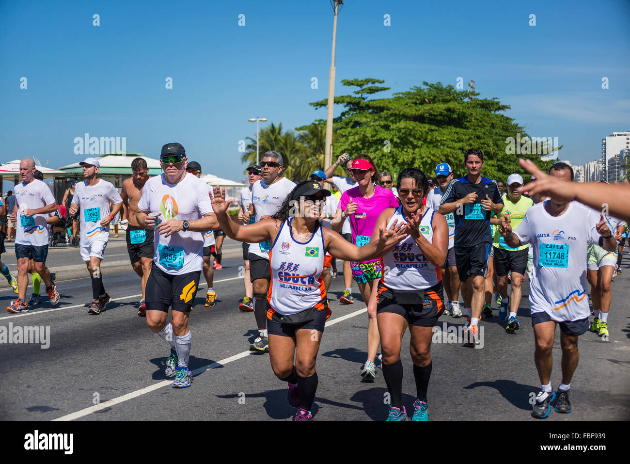 Running runners crowd sunny city hi-res stock photography and images ...