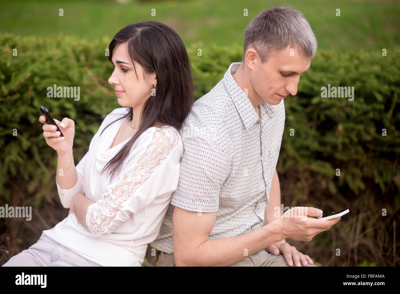 Woman man couple bench phones hi-res stock photography and images - Alamy