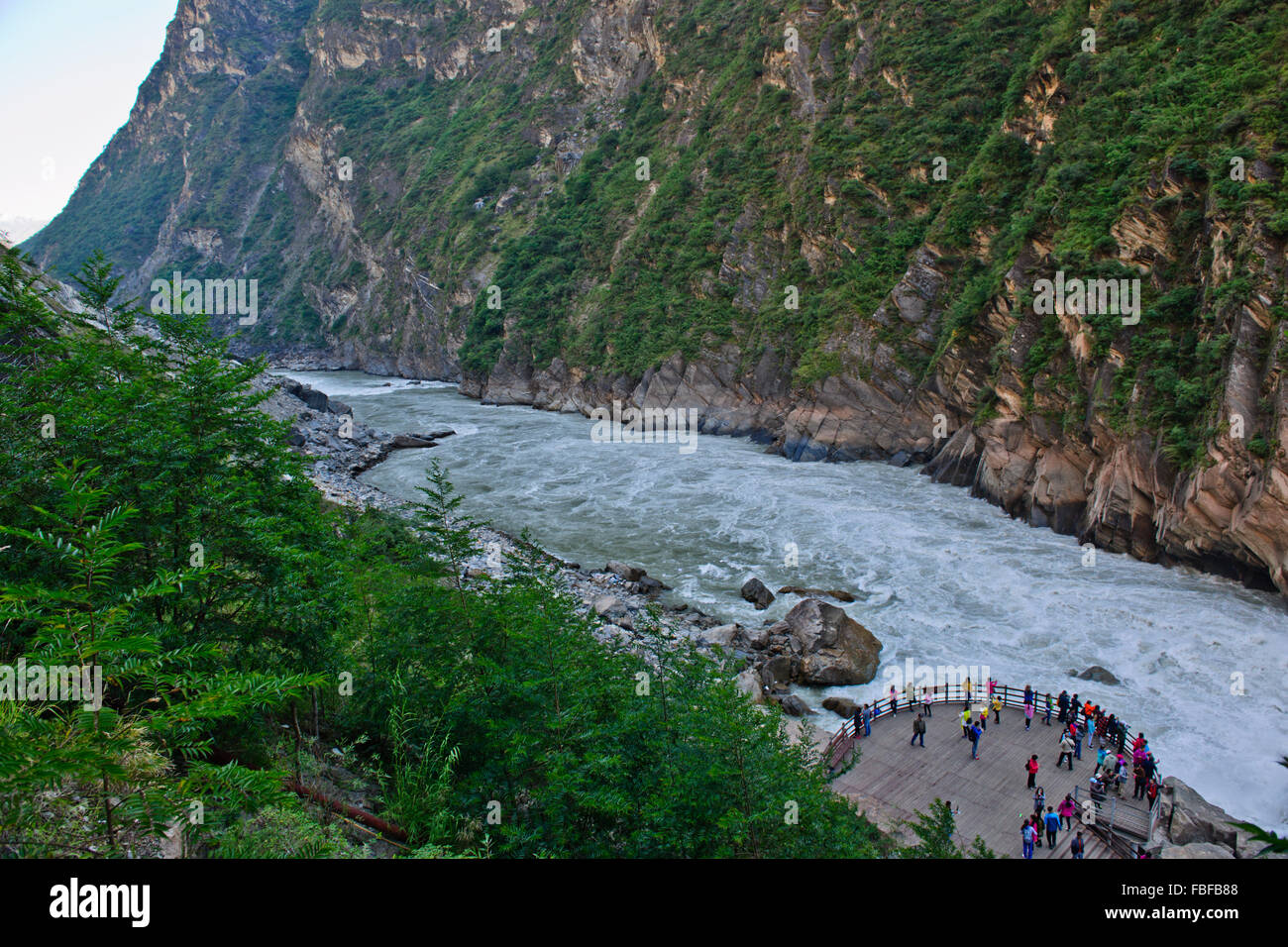 Hikers tiger leaping gorge china hi-res stock photography and images ...