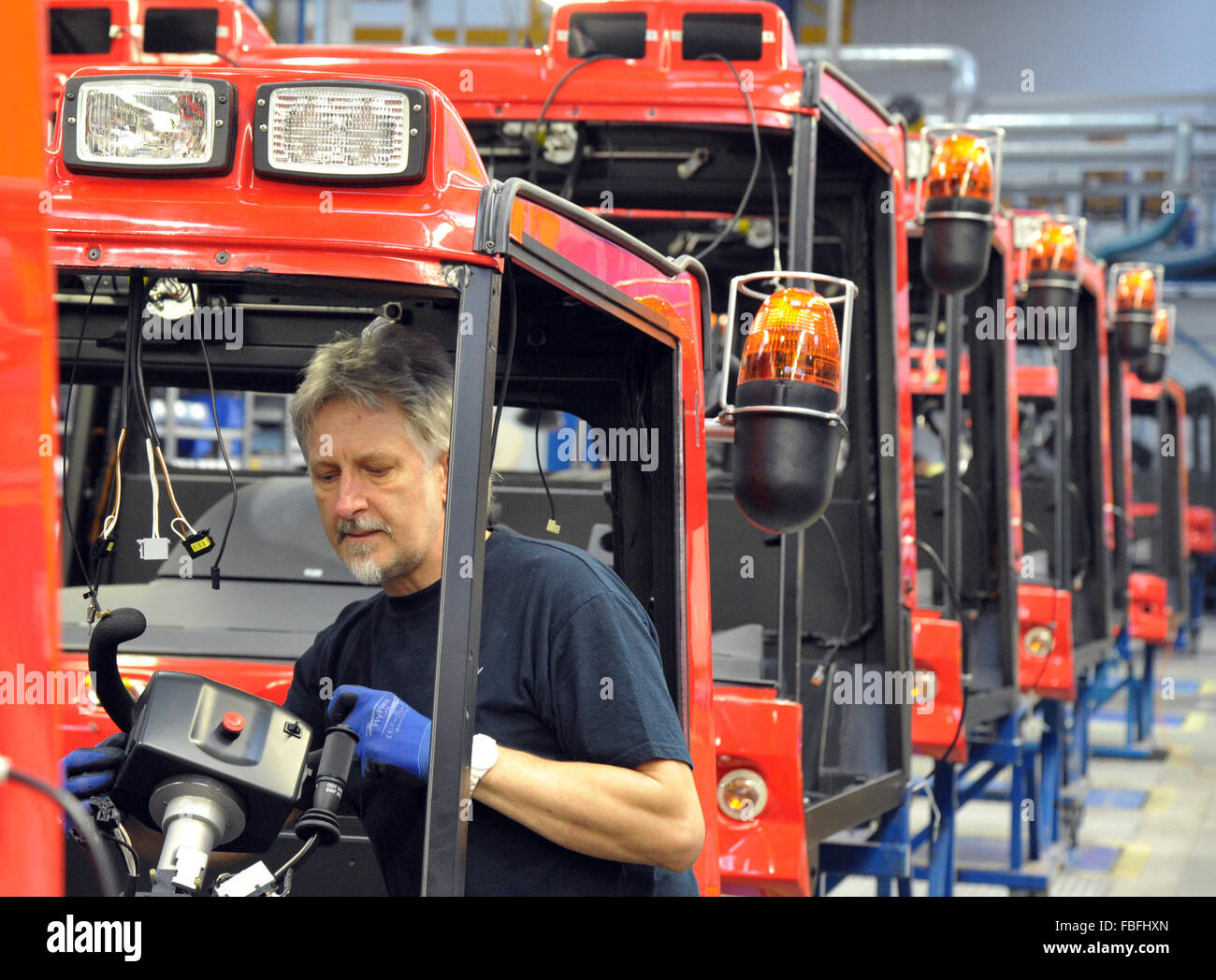 Laupheim, Germany. 08th Dec, 2015. Eugen Subelok assembles "Piste ...