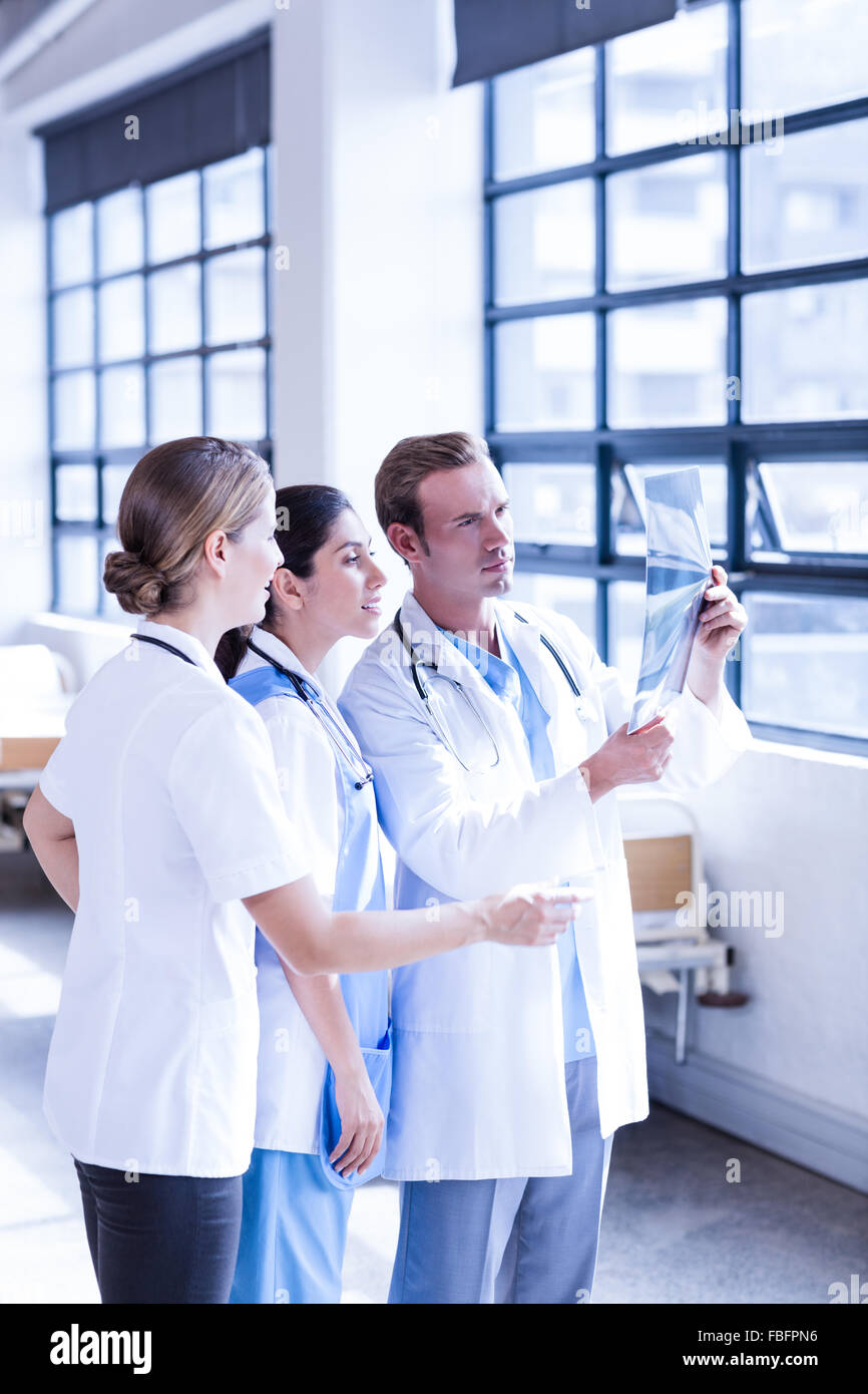 Medical team looking at x-ray together Stock Photo - Alamy