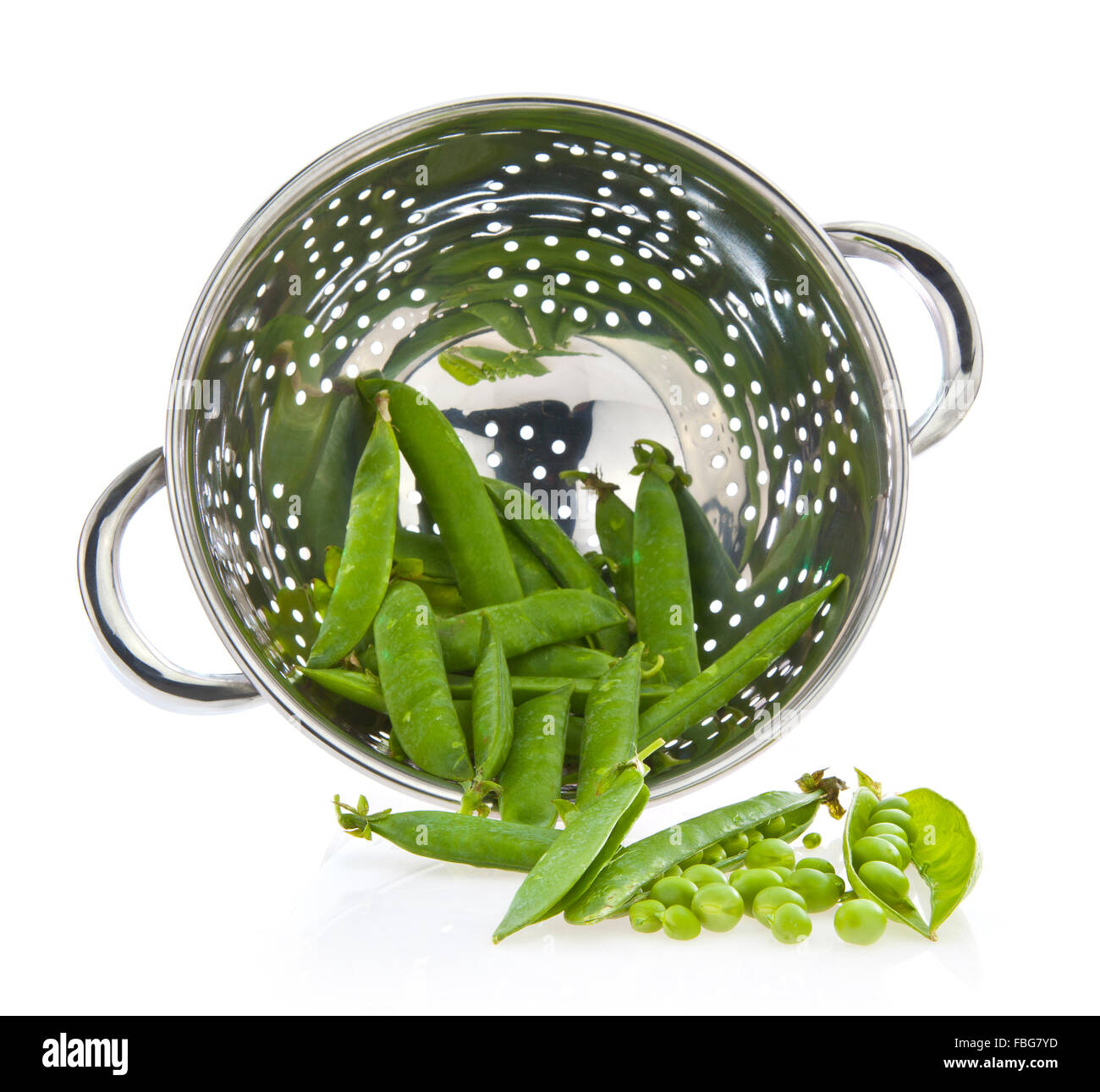 Freshly picked home grown organic peas in a colander Stock Photo - Alamy