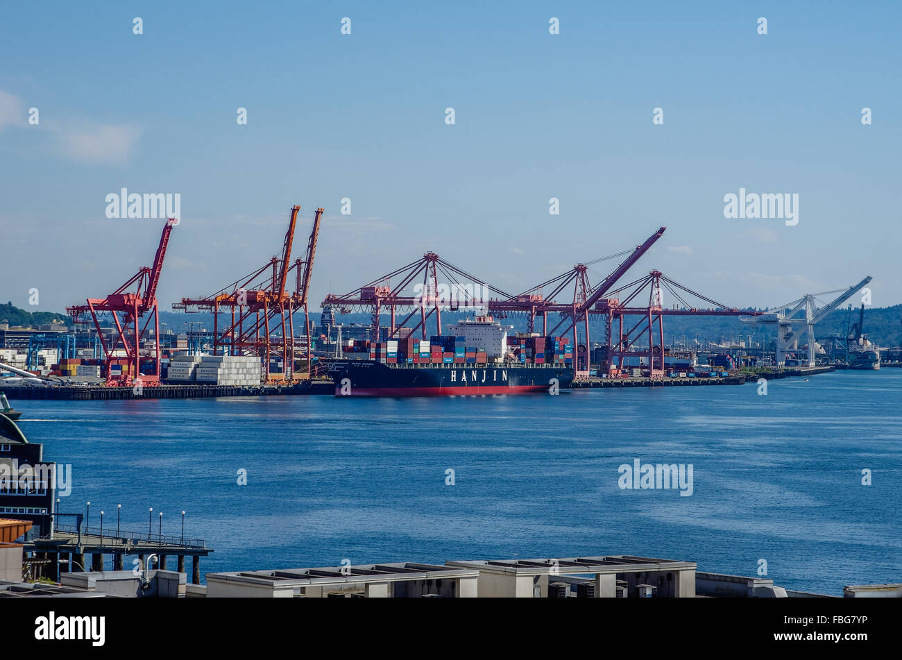 Container cranes shipping containers hi-res stock photography and ...