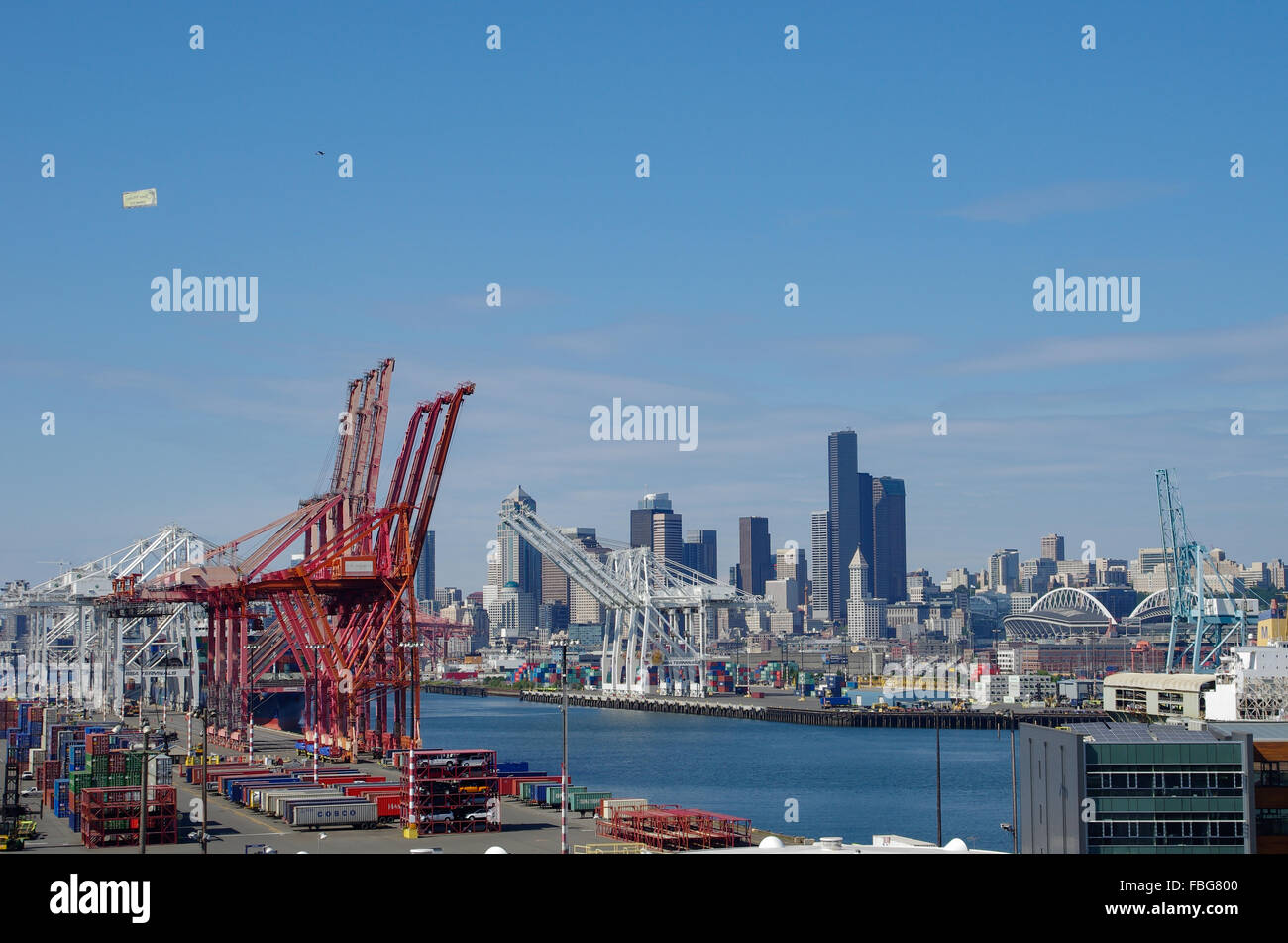 Container cranes shipping containers hi-res stock photography and ...