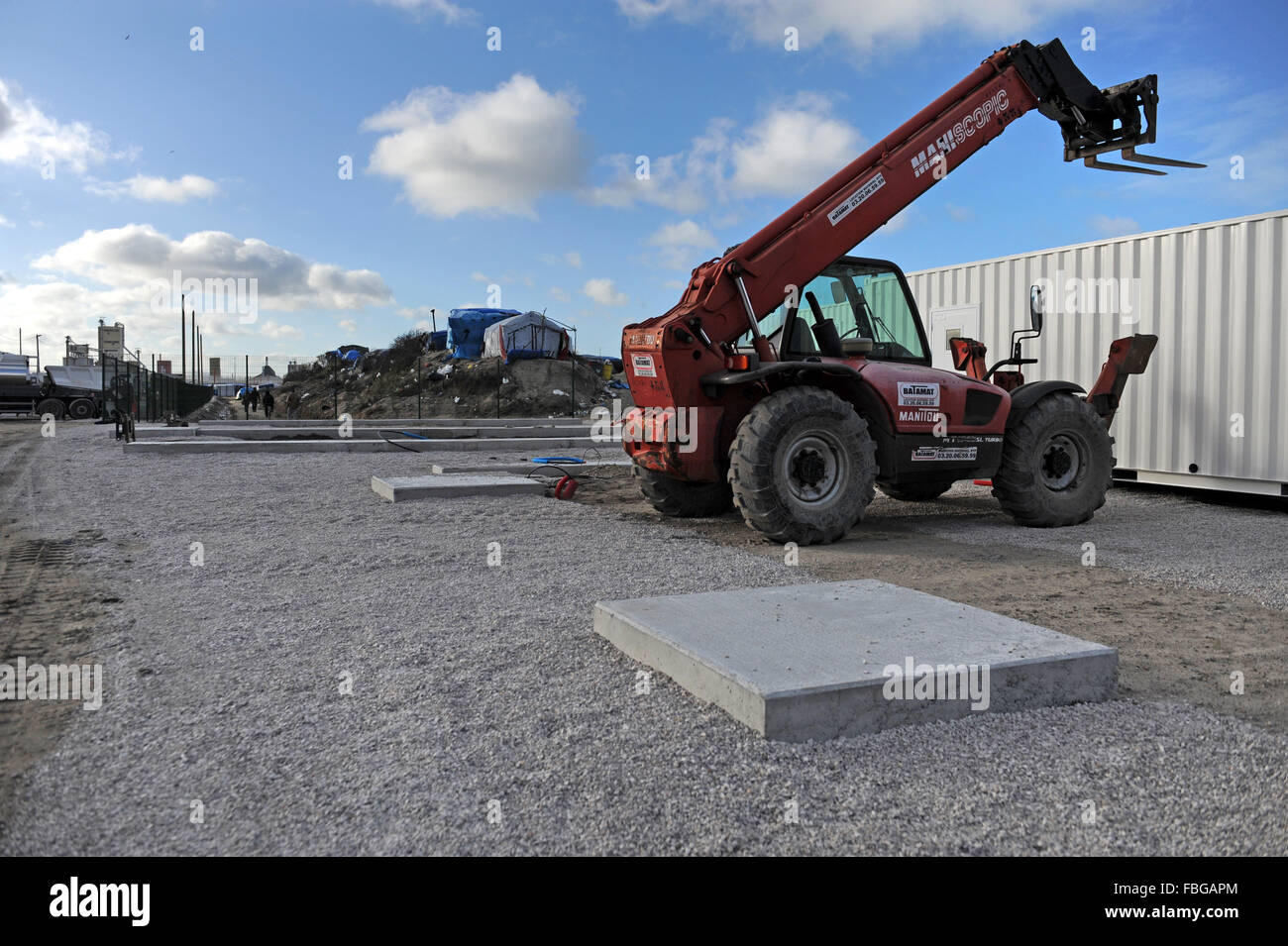 Jungle, Calais, France. A telehandler moves a shipping container into ...