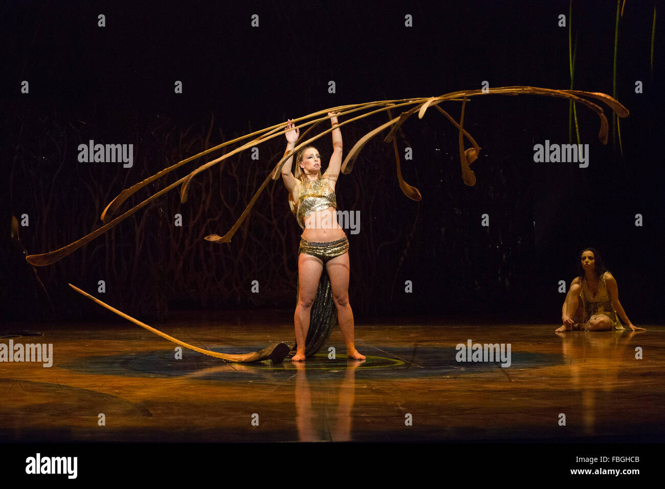 London, UK. 15 January 2016. Balance Goddess Lara Jacobs performing. Amaluna marks Cirque du ...