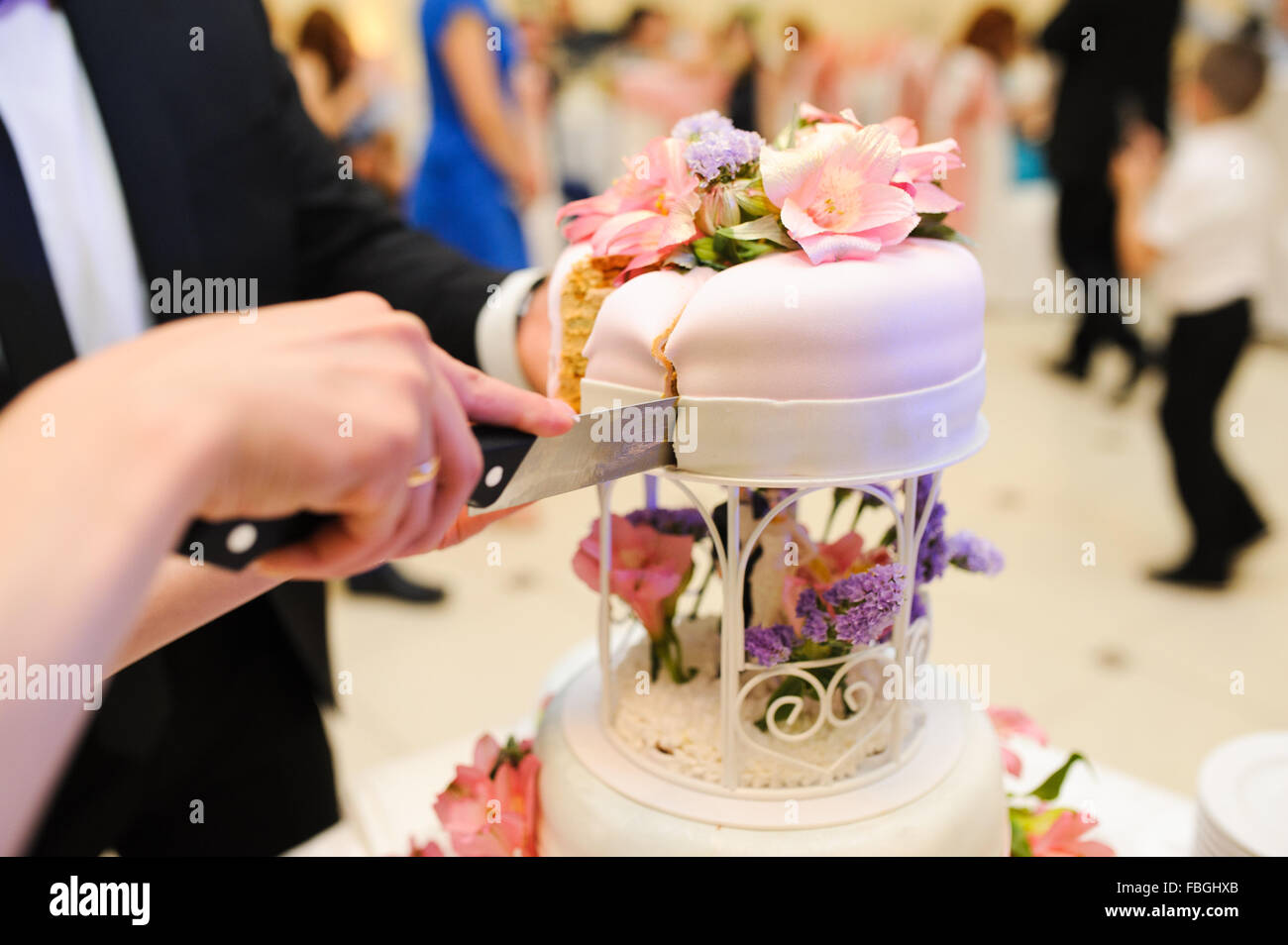 Bride and groom cut their wedding cake together Stock Photo - Alamy