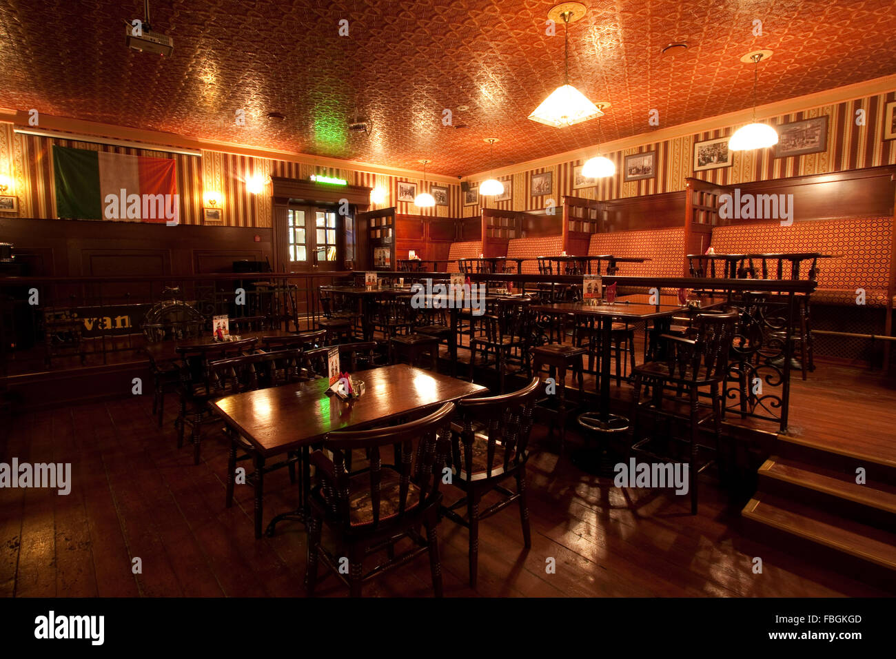 Old british pub counter hi-res stock photography and images - Alamy