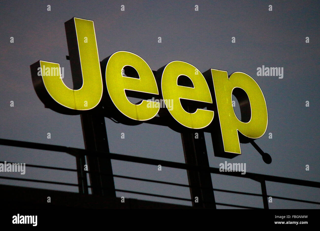 Jeep logo hi-res stock photography and images - Alamy