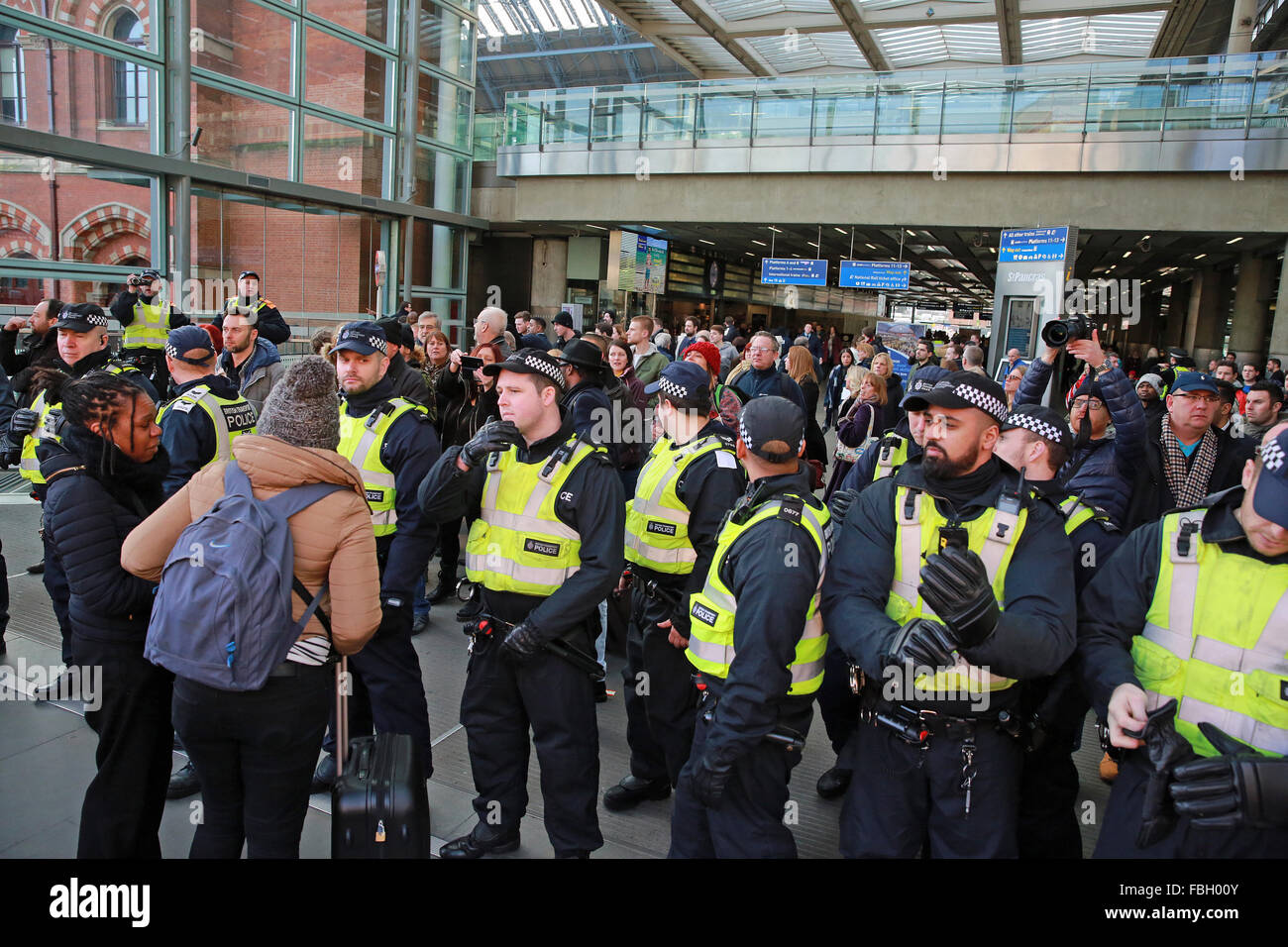 Immigration officers refugee camp hi-res stock photography and images ...