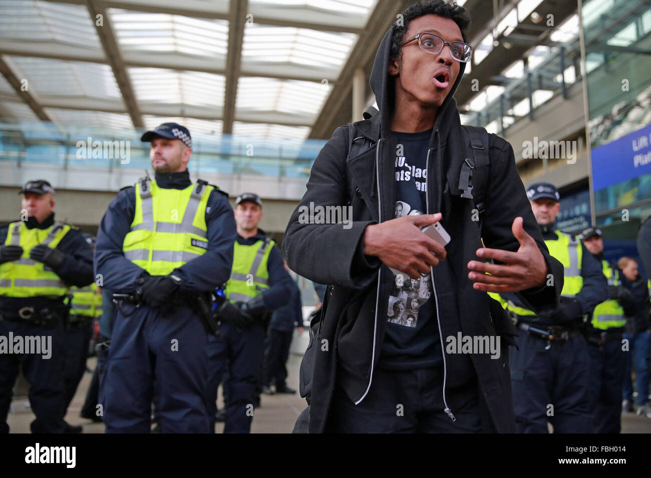 Immigration officers refugee camp hi-res stock photography and images ...