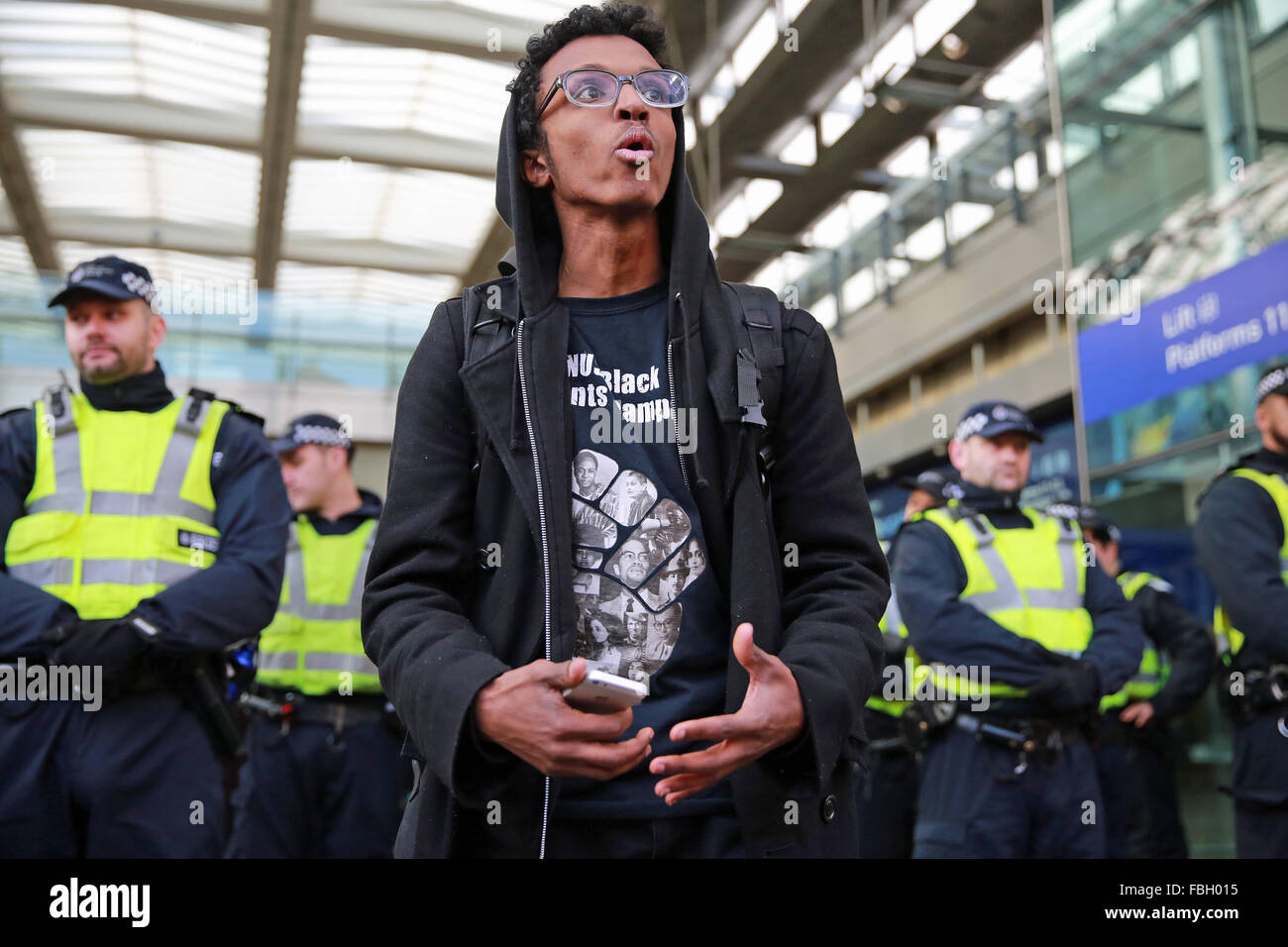 Immigration officers refugee camp hi-res stock photography and images ...