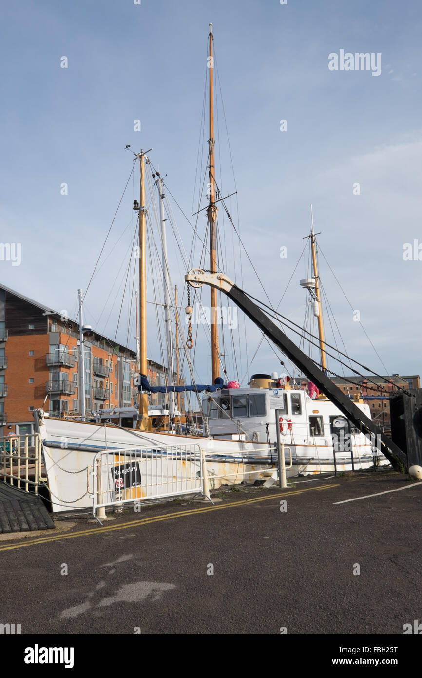 Boatyard crane hi-res stock photography and images - Alamy