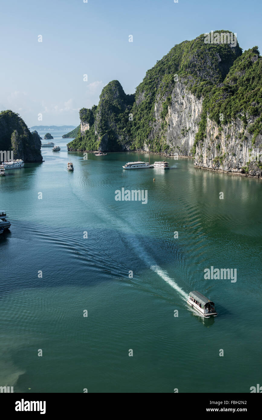 Mesmerizing image of the limestone karsts in Ha Long Bay, Vietnam ...
